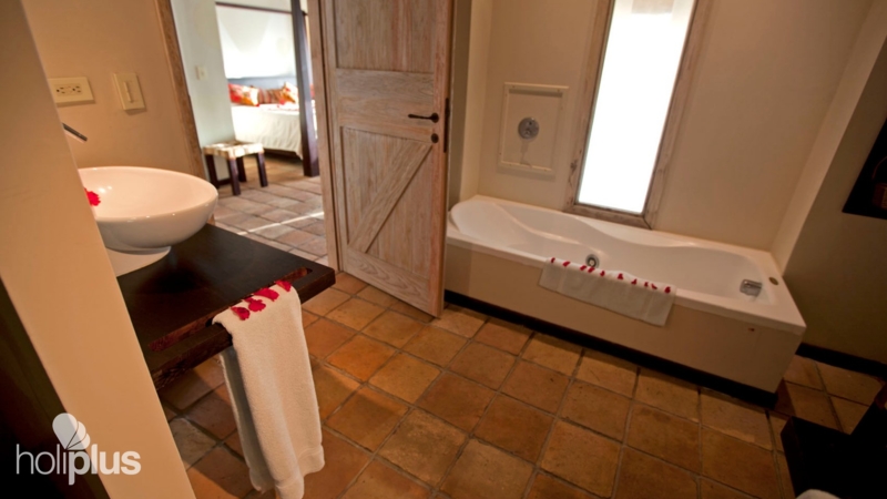 Book online Henry Morgan Hotel & Beach Resort. ROATÁN, Honduras. Images ...